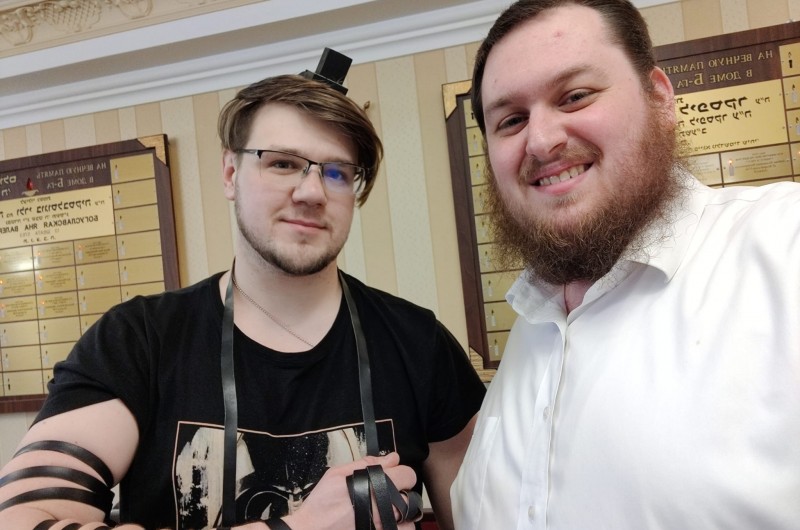 חייל אוקראיני ניצל את ההפוגה כדי להגיע לחב"ד: "רוצה להניח תפילין" - JDN